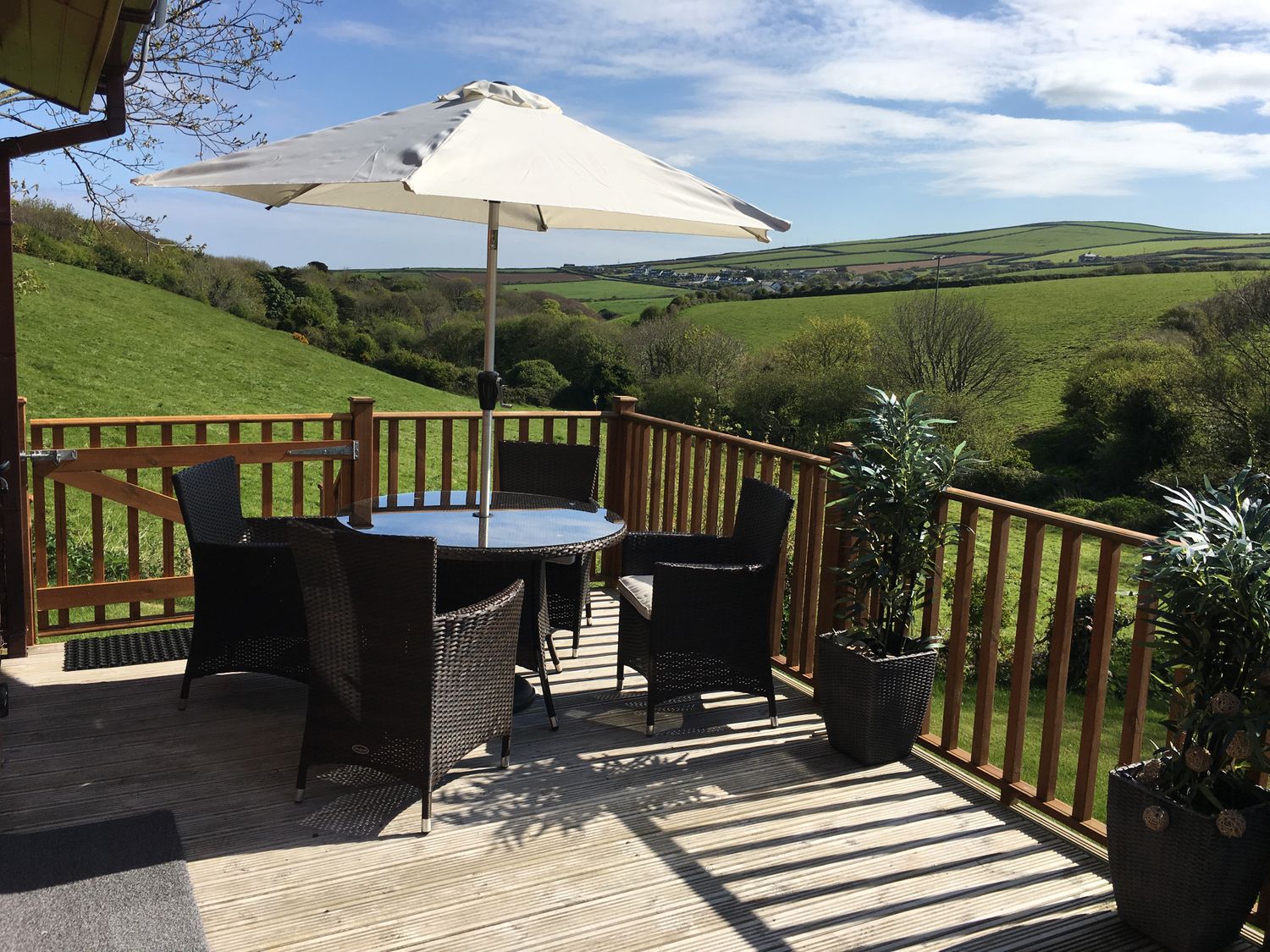 Bossiney Bay in Tintagel, North Cornwall, hot tubs and pet friendly