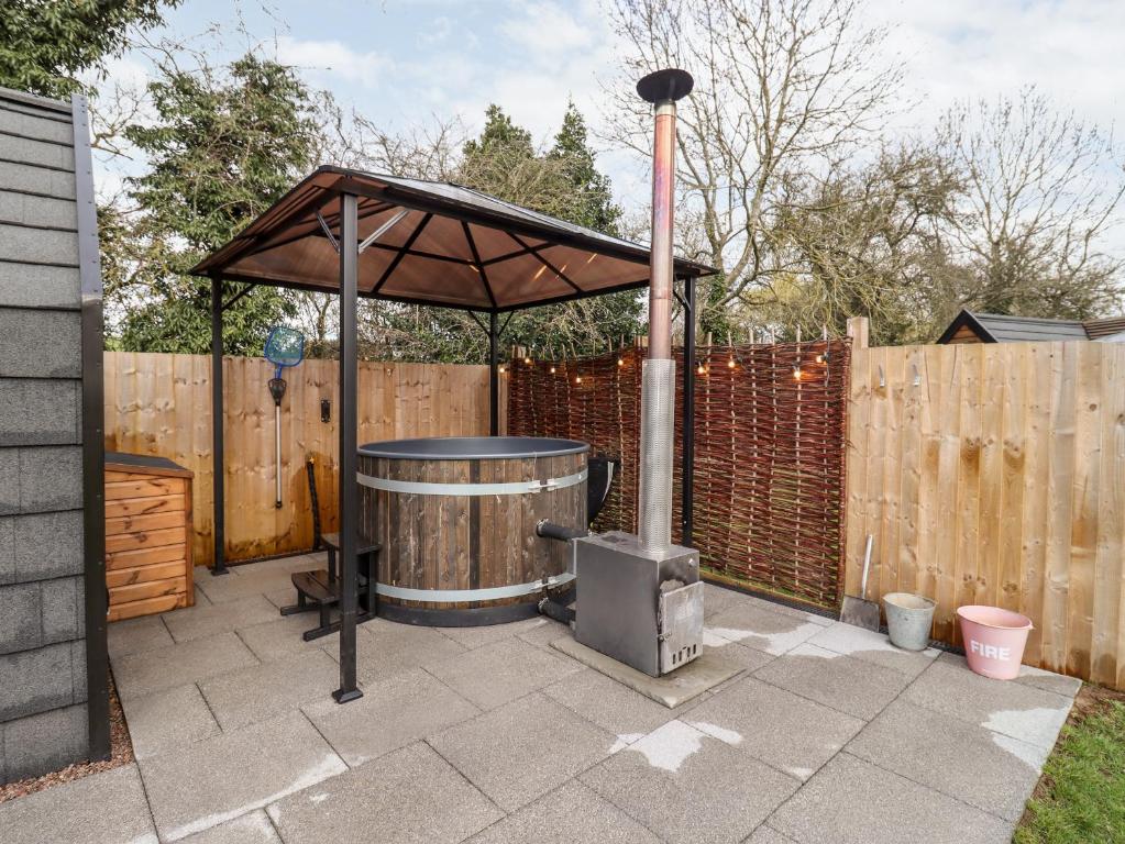 Bridge Lake Farm & Fishery, lodges with hot tubs and fishing