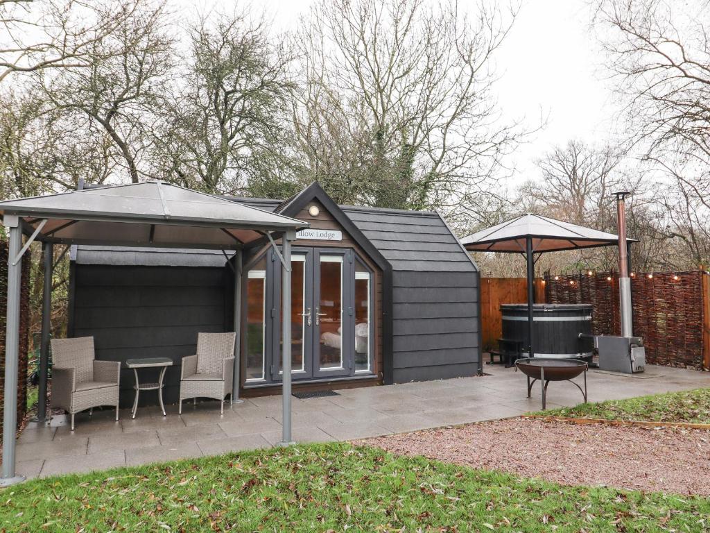 Bridge Lake Farm & Fishery, lodges with hot tubs and fishing