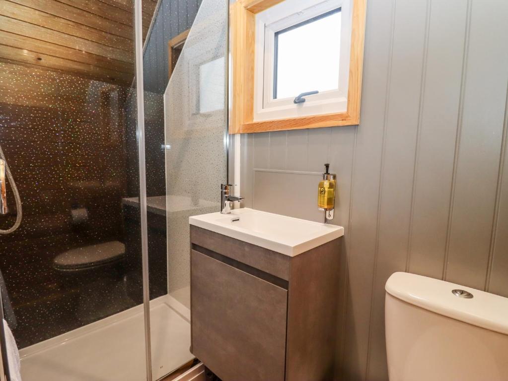 Bridge Lake Farm & Fishery, lodges with hot tubs and fishing