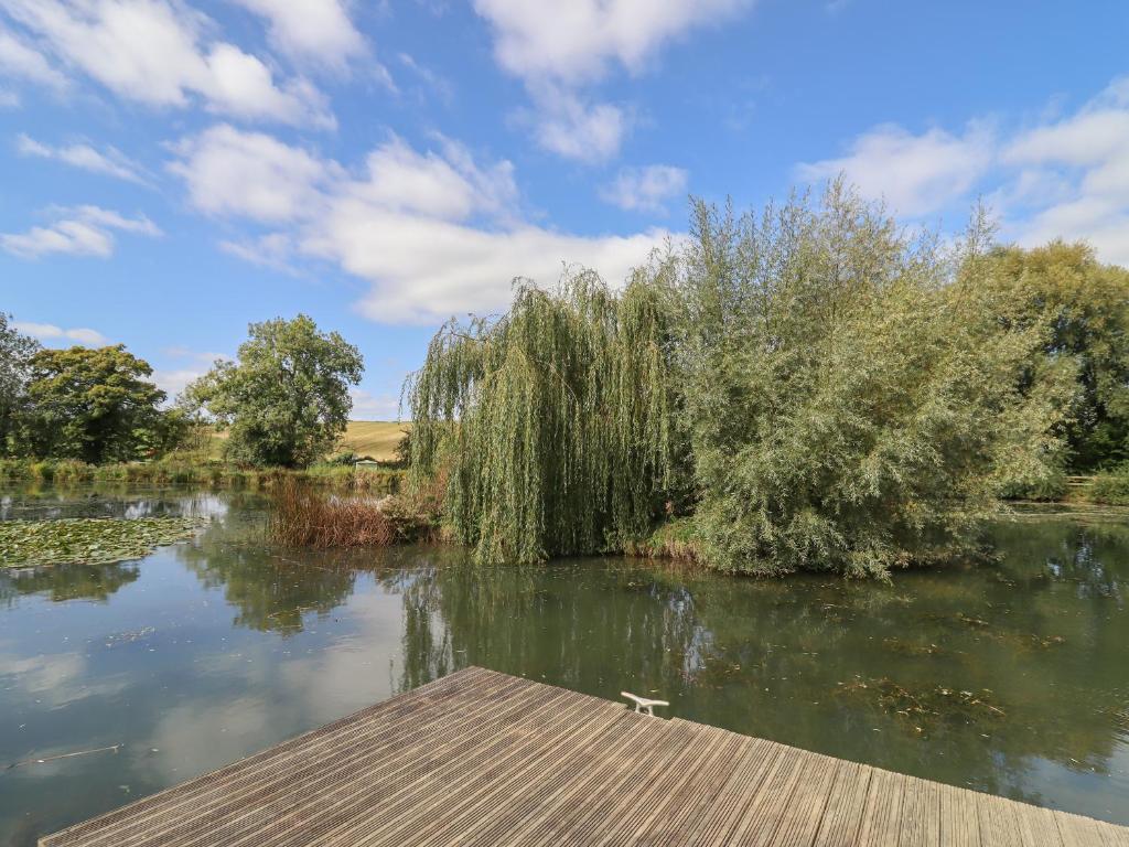 Bridge Lake Farm & Fishery, lodges with hot tubs and fishing