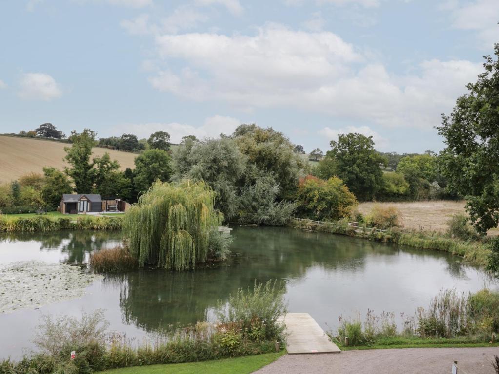 Bridge Lake Farm & Fishery, lodges with hot tubs and fishing