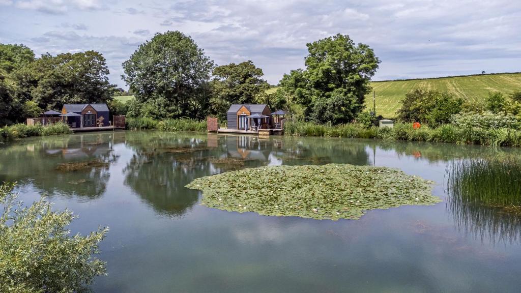 Bridge Lake Farm & Fishery, lodges with hot tubs and fishing