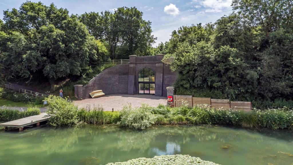 Bridge Lake Farm & Fishery, lodges with hot tubs and fishing