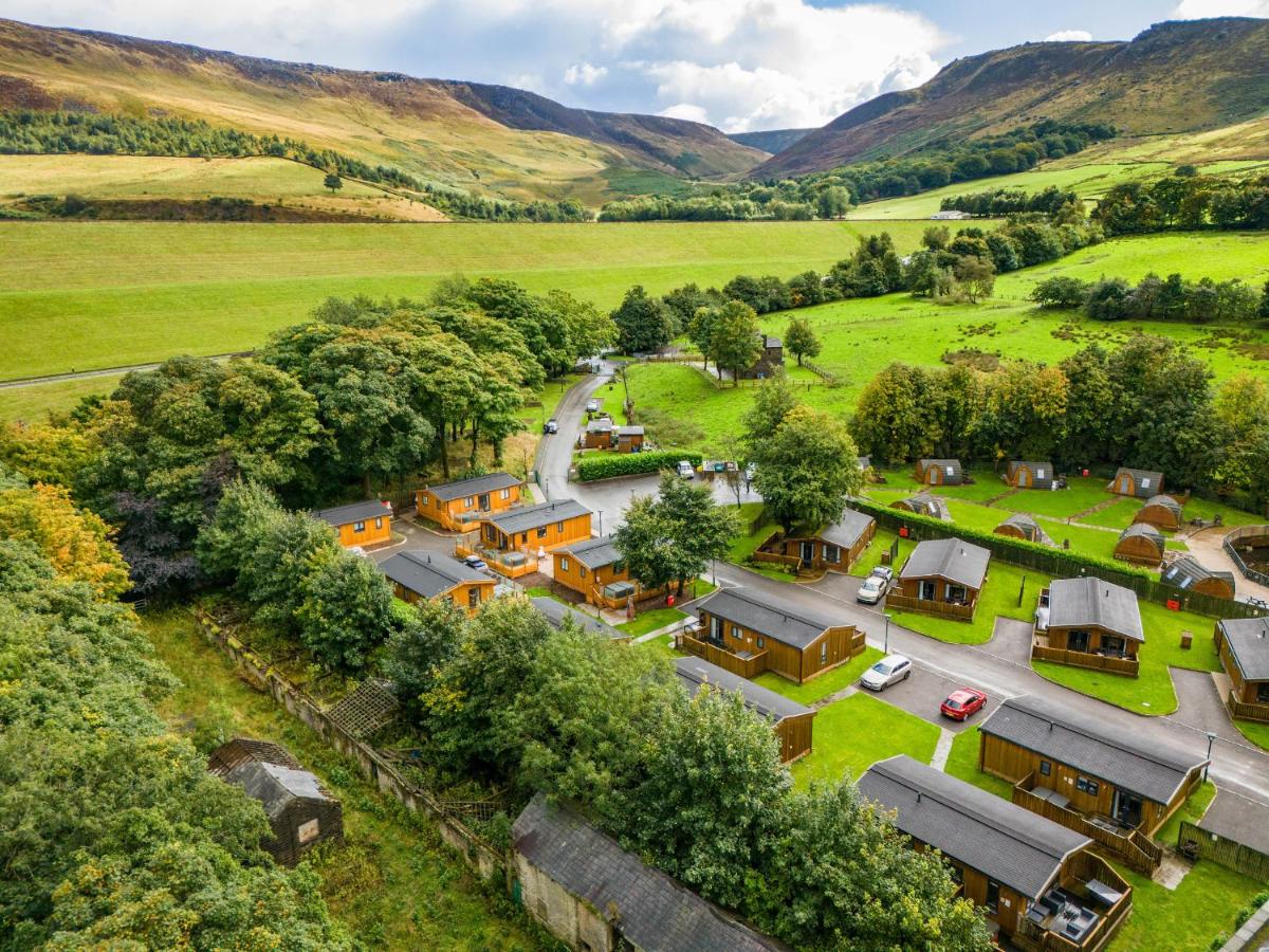 Dovestone Holiday Park in Greenfield, Lancashire lodges with hot tubs